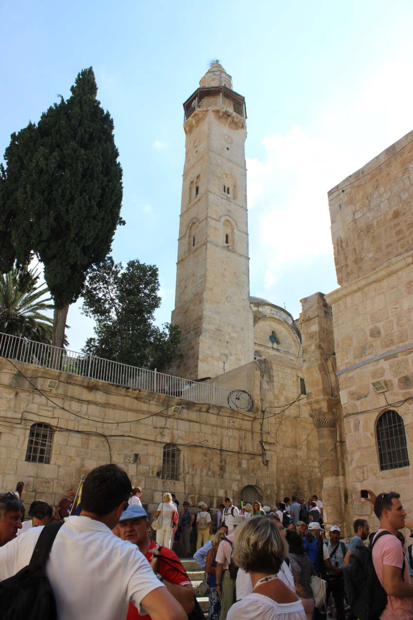 Paskah dan Sosok Muslimah Indonesia yang Bersimpuh di Gereja Makam ...